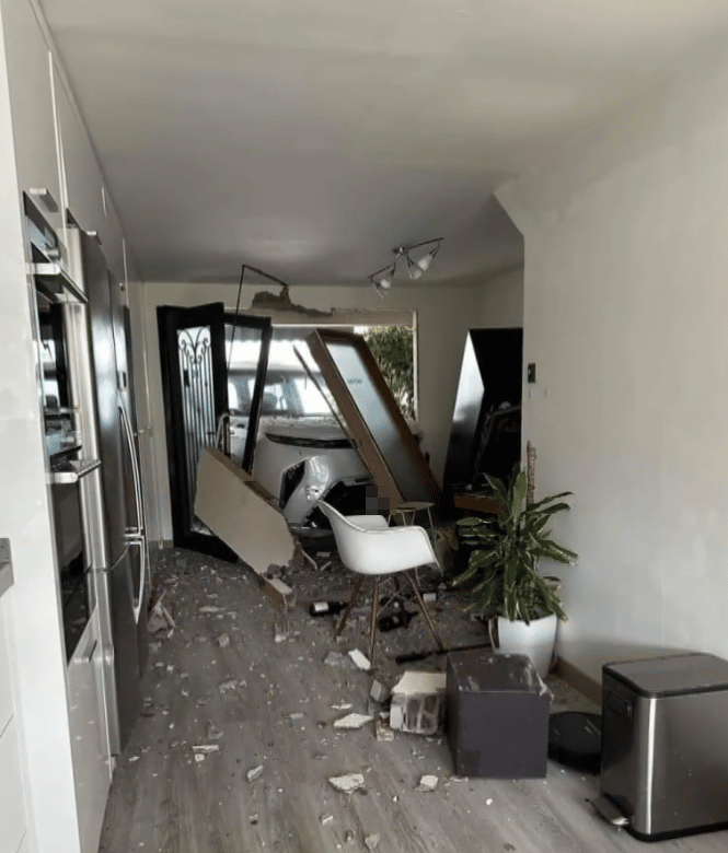 估牌子｜油門當煞車 電動車直撞西貢獨立屋大門 | LIHKG 討論區