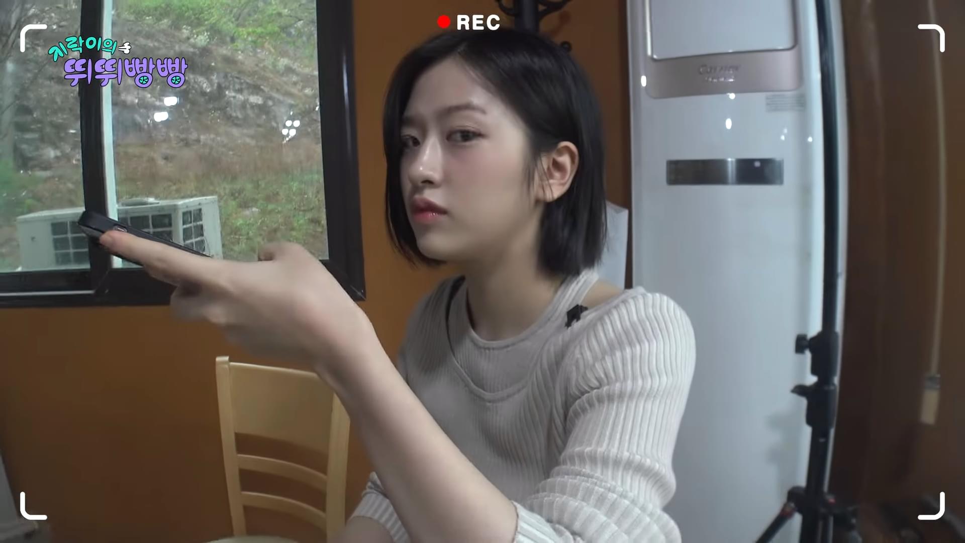 喺Paris街頭享受day-off嘅IVE安俞真 | LIHKG 討論區