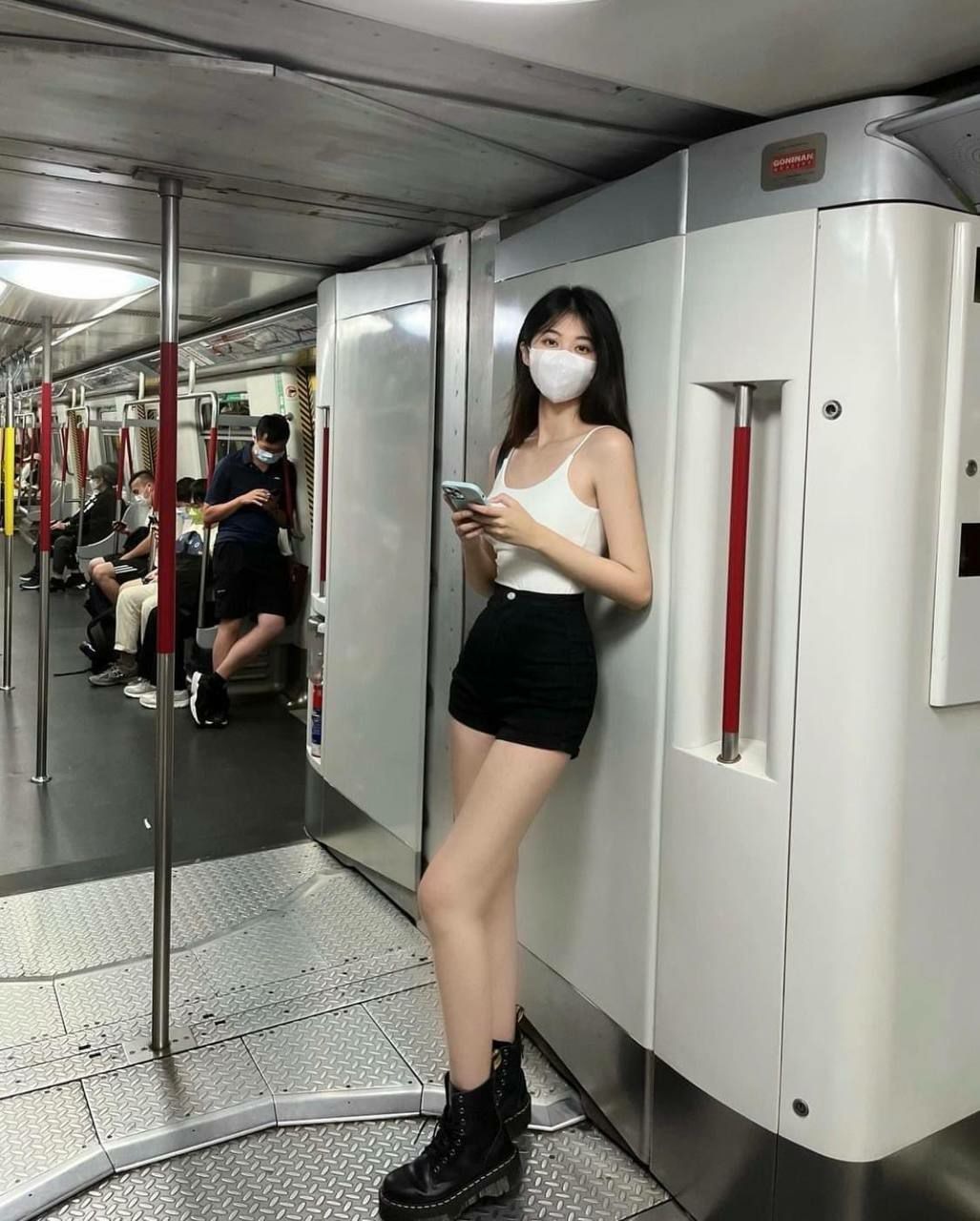 呢個學生妹對腳真係可以玩一世 | LIHKG 討論區