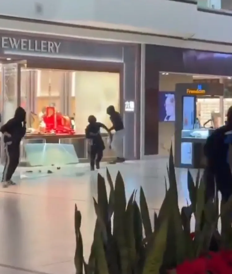 六福珠寶被10蒙面賊打劫 6名青少年被捕(有片) | LIHKG 討論區