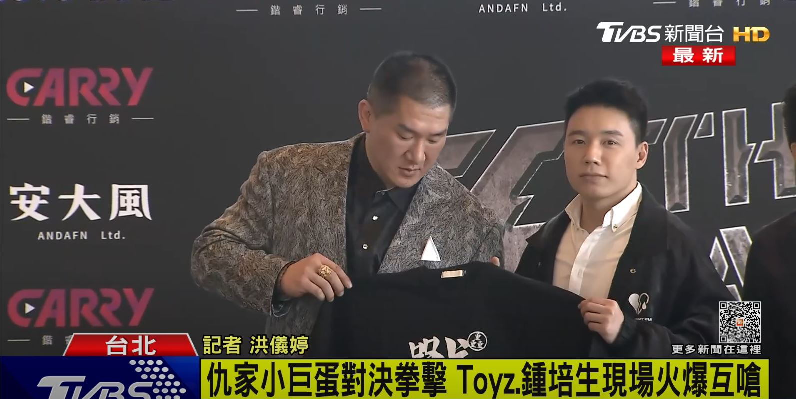 toyz攞住「戰組」T-shirt 同館長合照 | LIHKG 討論區