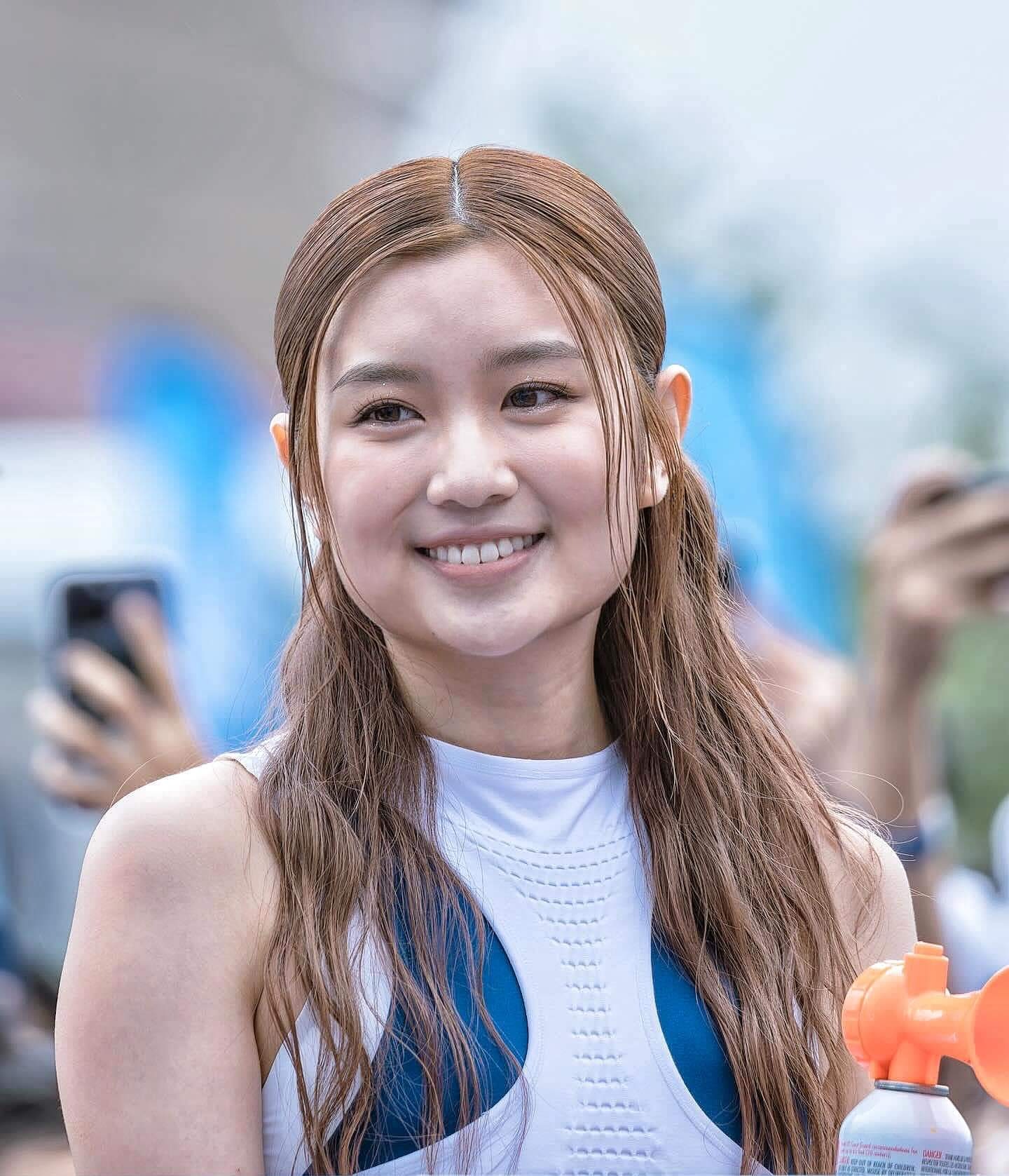 Viu賀年歌執呢隊5G女團，望落真係順眼好多 | LIHKG 討論區