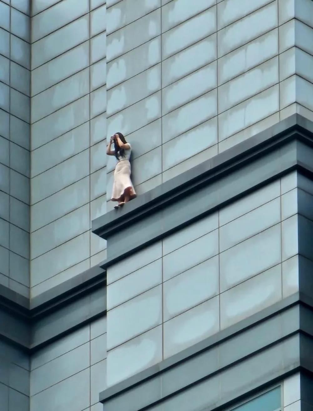 Oppa 在最後一刻抓住輕生女性的頭髮 令其免於自殺 | LIHKG 討論區