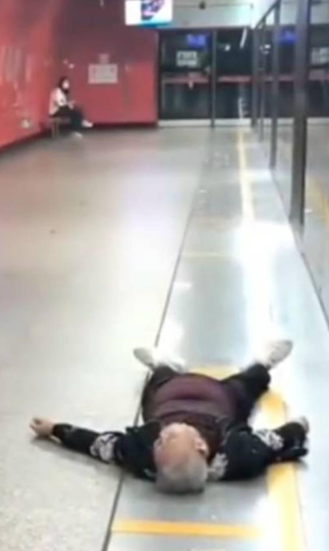 廣州地鐵MMA 年輕男女KO 3長者 拳拳到肉倒地照踢 | LIHKG 討論區