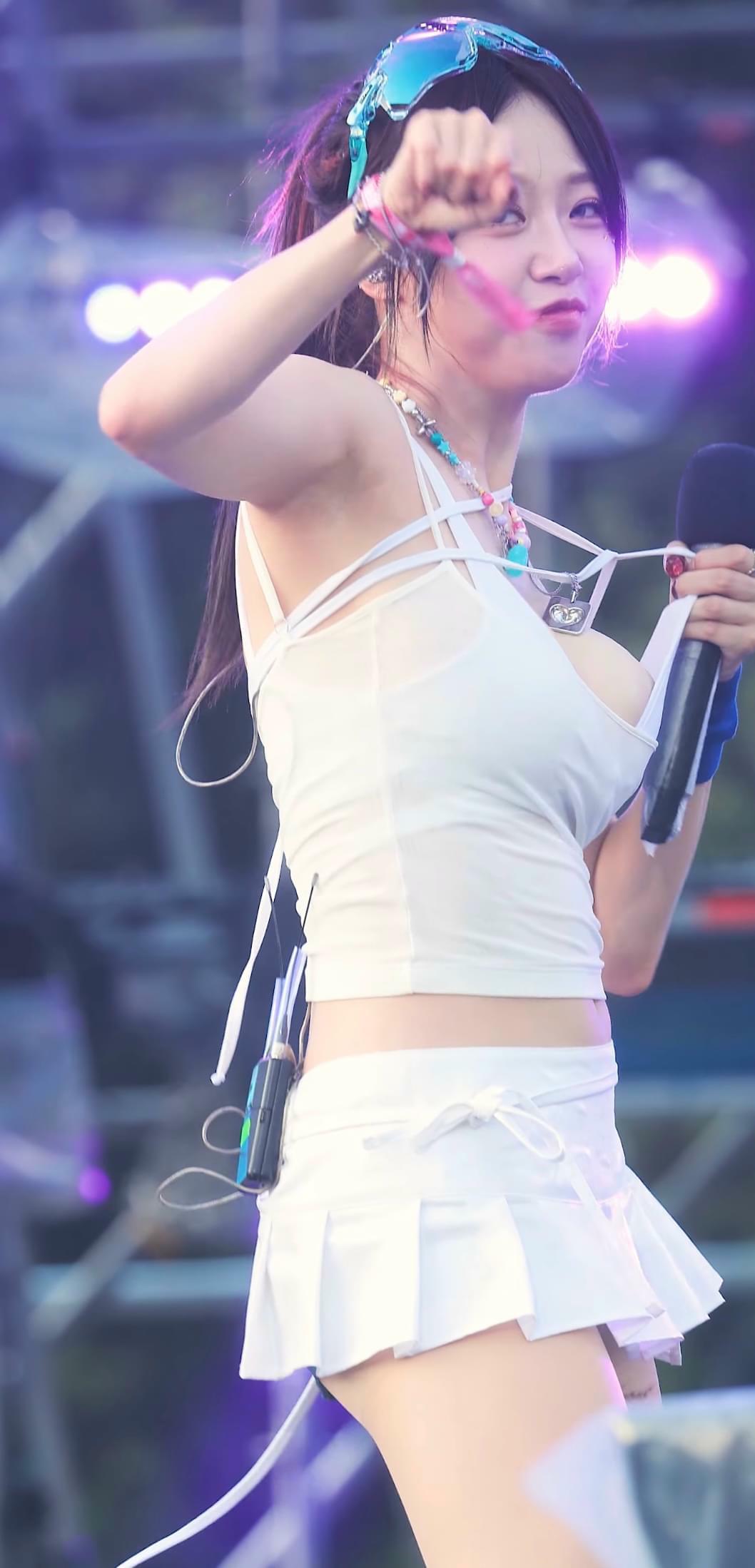 Jeewon挑唔挑戰到權F乳神地位 | LIHKG 討論區