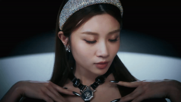 COLLAR解構《OFF/ON》MV Candy浸浴露腿 IvySo火辣紅裙迷人仲係吹波波高手！！ | LIHKG 討論區