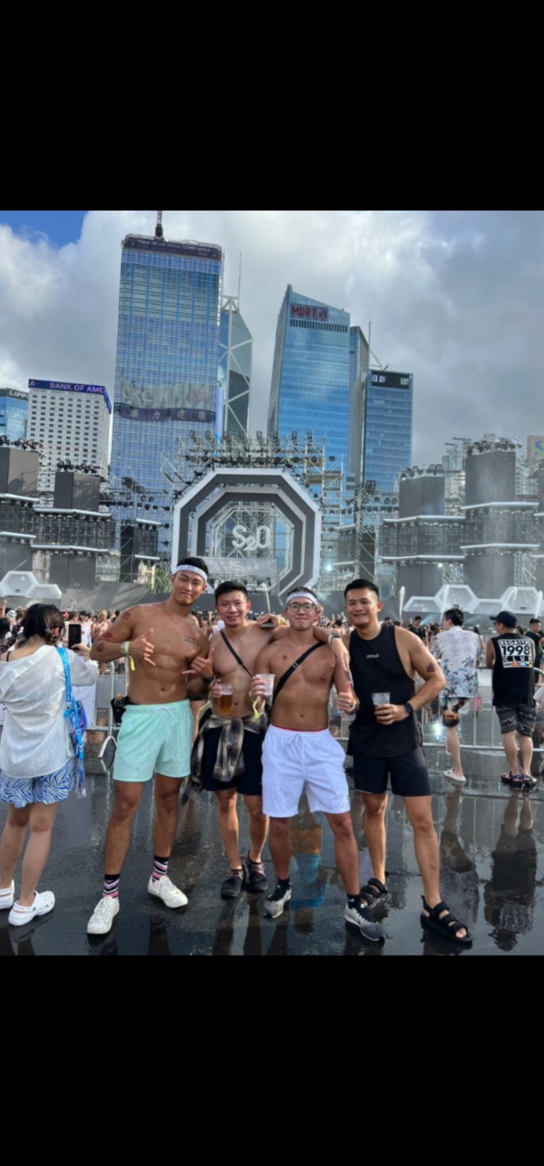 中環S2O亞洲潑水音樂節兩男爆爭執 27歲男遭爆樽傷額頭 | LIHKG 討論區