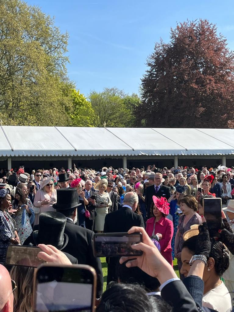 英國港僑協會鄭文傑向國王伉儷贈送抗爭畫作，畫作最後沒被收下 - 時事台 - 香港高登討論區