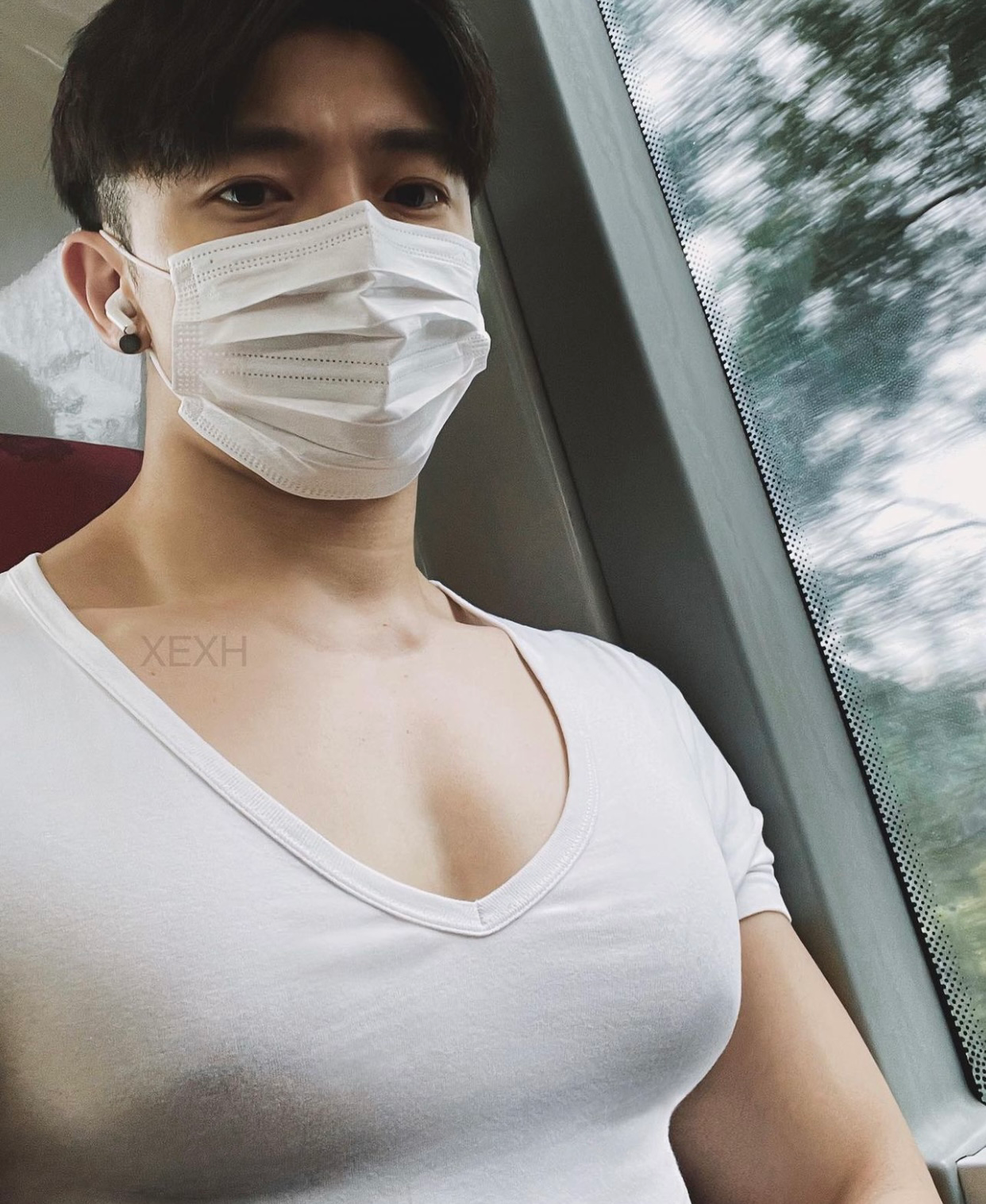 [頭條] 巴士乘客僅穿白Tee 乳暈乍現 露出兩吋迷人深溝 | LIHKG 討論區