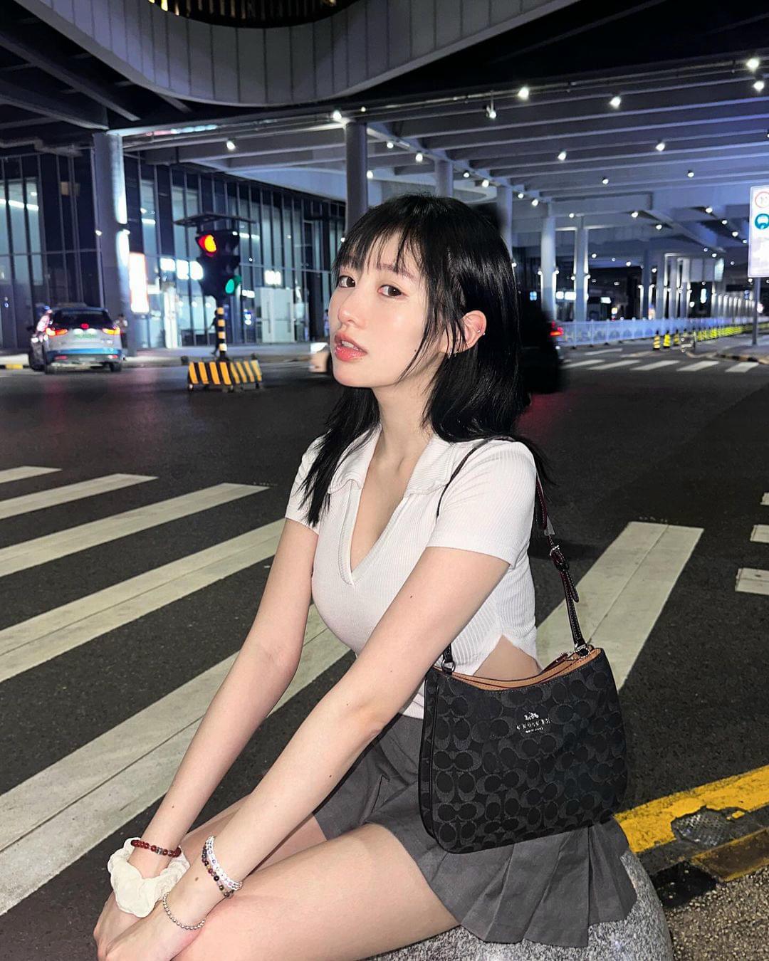 港女big爆高衩緊身衫 坐馬路邊影靚相 | LIHKG 討論區