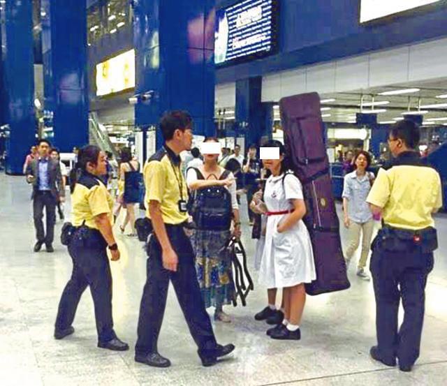 港鐵波板糖人又放生遊客 行李車推到入車箱 | LIHKG 討論區