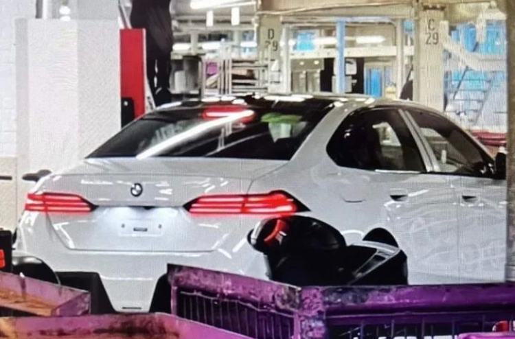 [德國黑科技] 最先進BMW 5系即將登場 用對眼睇側鏡架車就識自動cut線勁方便 | LIHKG 討論區