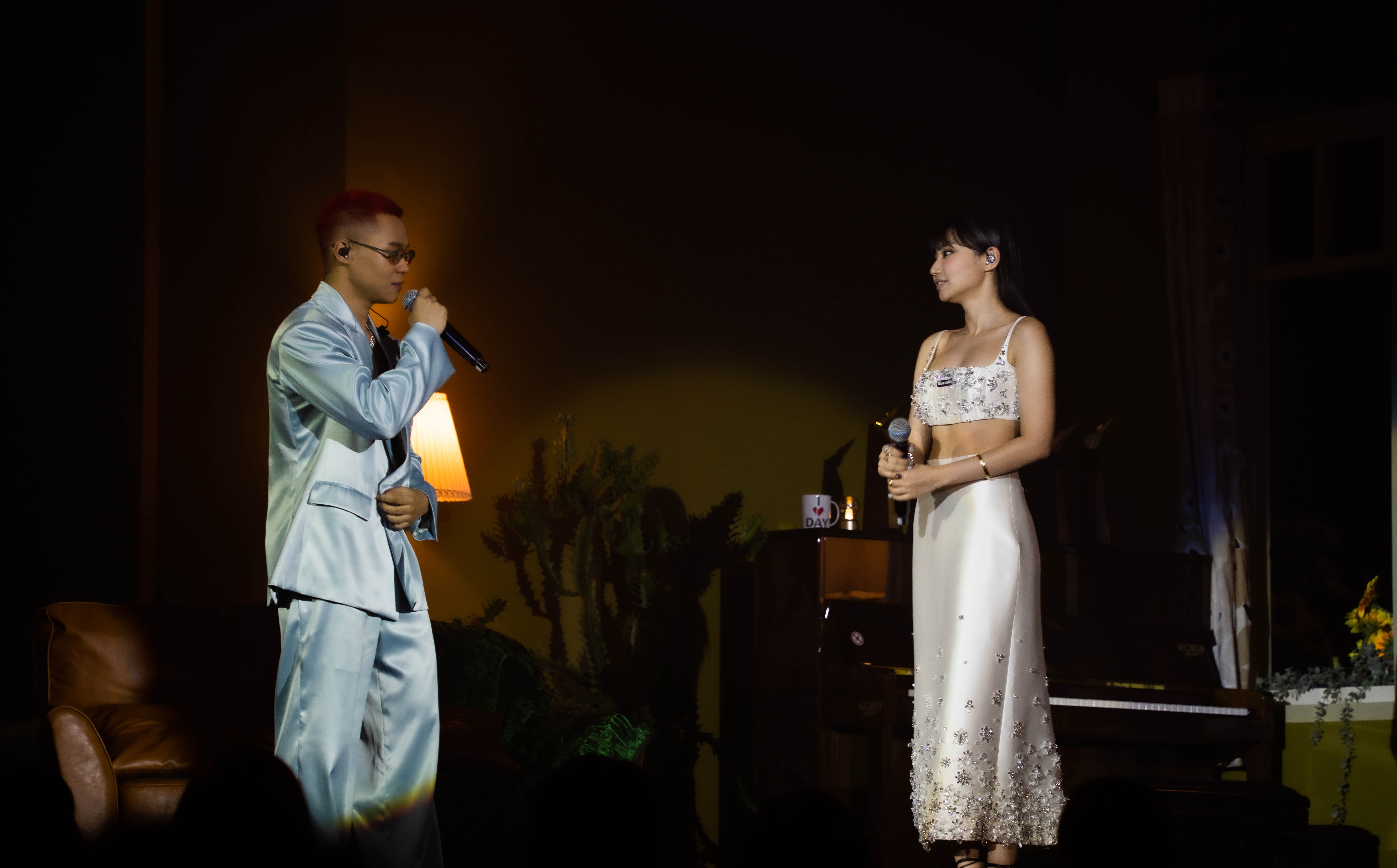 Day@COLLAR性感長裙現身Gareth.T演唱會 合唱《笑住喊》 | LIHKG 討論區